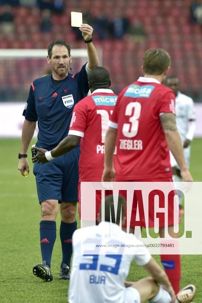 V.l.n.r. Schiedsrichter Nikolaj Haenni, Jagne Pa Modou, Reto Ziegler ...