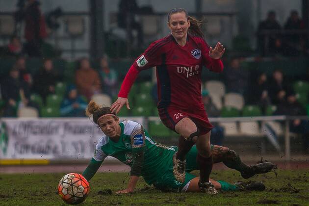 V.li.: Daniela Bräuer und Mille Gejl im Zweikampf, Duell, duel, tackle ...