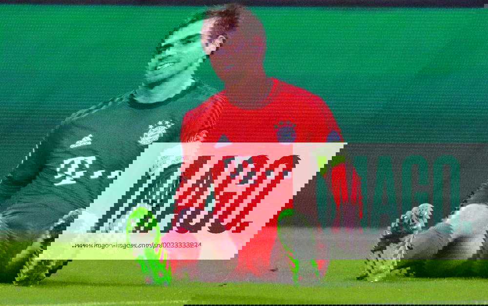 Philipp Lahm (FC Bayern) am Boden Fussball UEFA Champions League FC ...