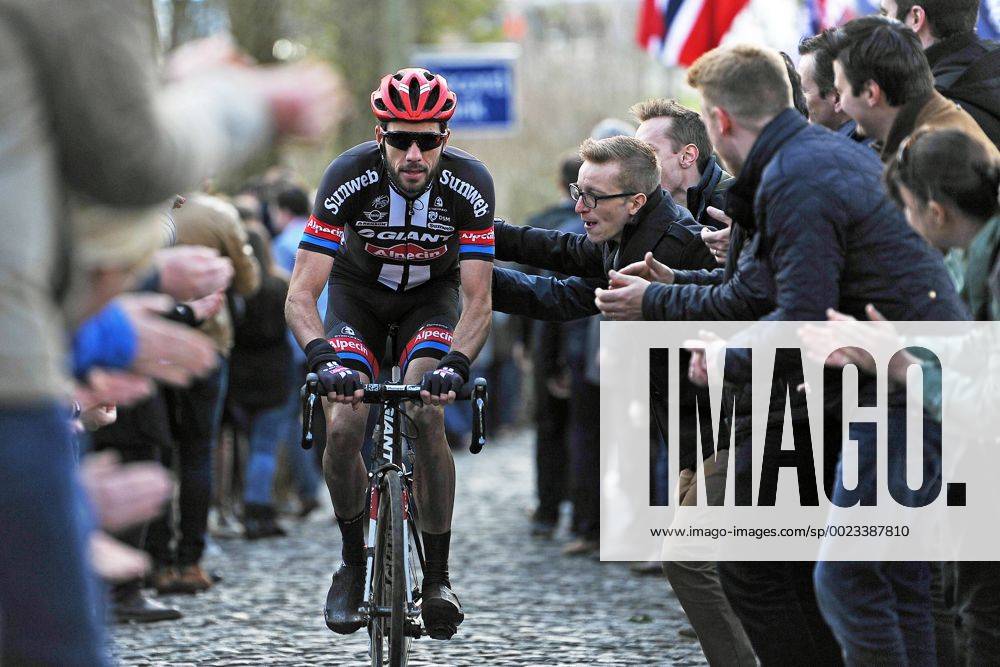 Roy CURVERS ( NED Team Giant - Alpecin ) wird von Fans den Paterberg ...