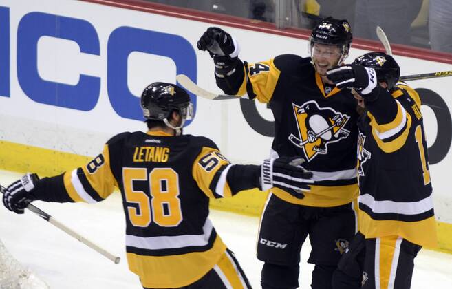 Pittsburgh Penguins defenseman Kris Letang (58) celebrates his goal ...