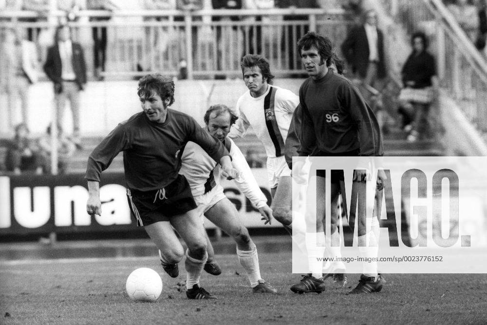 Eckhard Deterding (Hannover 96) vor Bernd Rupp (Borussia ...