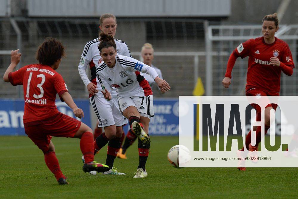 V.li.: Mana Iwabuchi Jessica Wich klärt den Ball, Fussball, Allianz ...