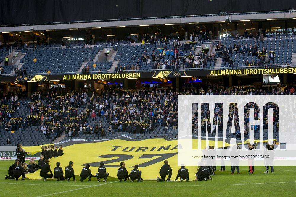 160502 AIK:s Ivan Turina hyllades innan fotbollsmatchen i Allsvenskan ...