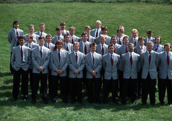 FC Bayern München stellt in der Saison 1991 1992 den neuen Abendanzug ...