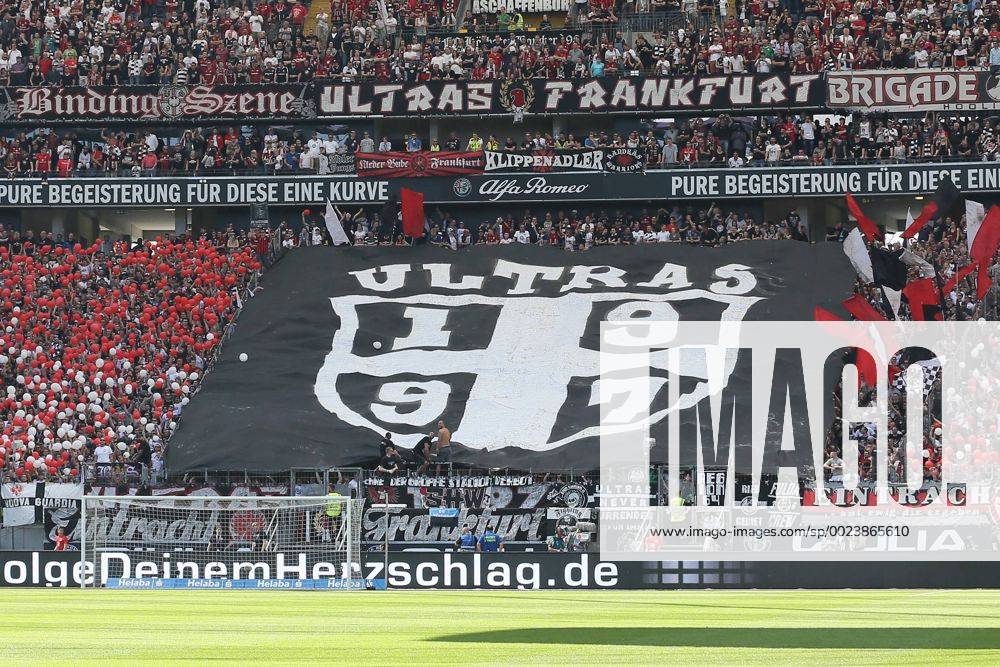 Banner der Frankfurter Ultras - Eintracht Frankfurt vs. Borussia ...