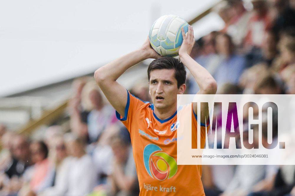 Vejbys Edin Hadzic under fotbollsmatchen i division 3 mellan Vejby och ...