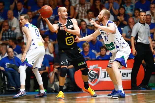 Oostende s Dusan Djordjevic and Aalstar s Ioana John Tofi pictured in ...