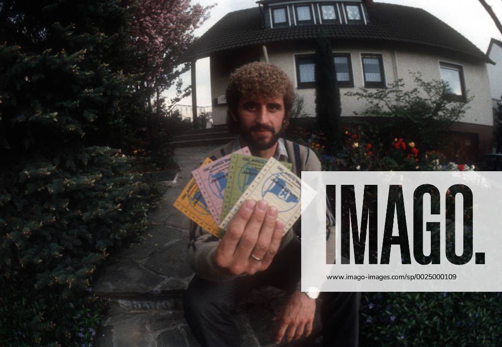 Dirk Hupe (Arminia Bielefeld) mit 4 Jahreskarten seines