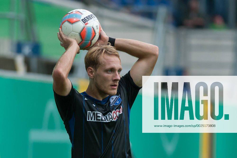 Ben Zolinski (SC Paderborn 07, 31) beim Einwurf, Portrait, Nahaufnahme ...