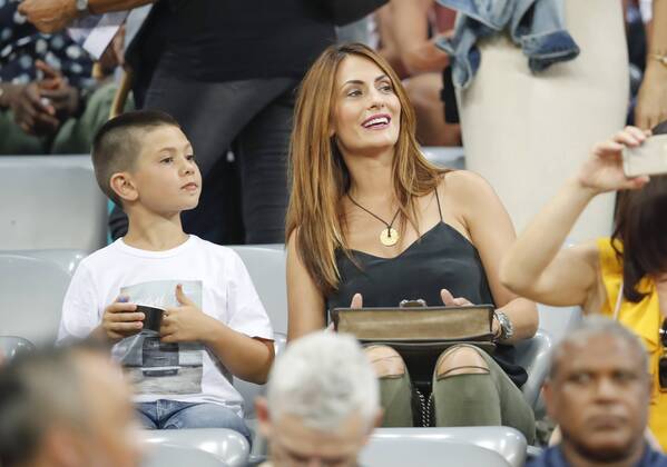 Nagore Aramburu , Ehefrau von Xabi Alonso mit Tochter Ane und Sohn ...