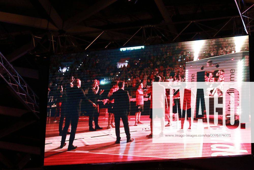Spielerpräsentation auf dem neuen LED-Würfel unter dem Hallendach. Auf ...