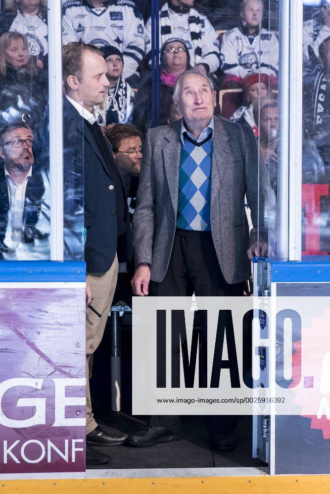 161022 Leksands föregett materialförvaltare Harry Persson hyllas innan ishockeymatchen i SHL mellan
