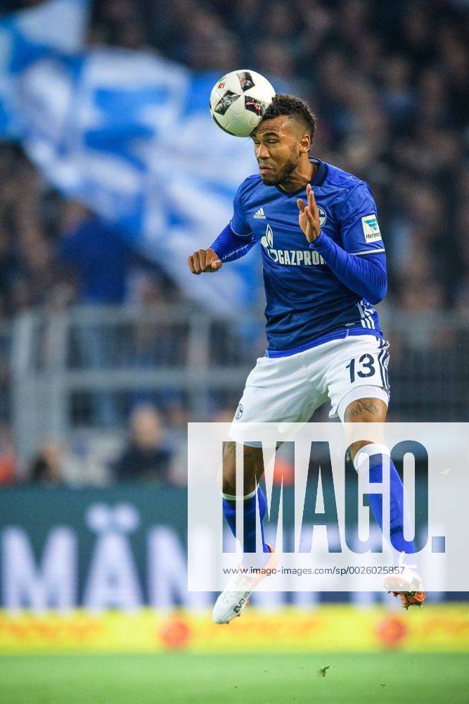 Eric Maxim Choupo-Moting (FC Schalke 04 13) bei einem Kopfball beim Fu?ball Bundesliga-Spiel