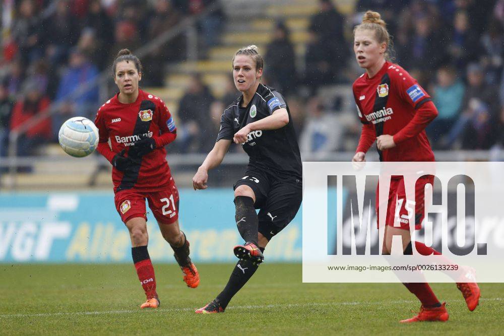 Sophie Schmidt (Frankfurt, 12), links Francesca Weber (Bayer, 21 ...