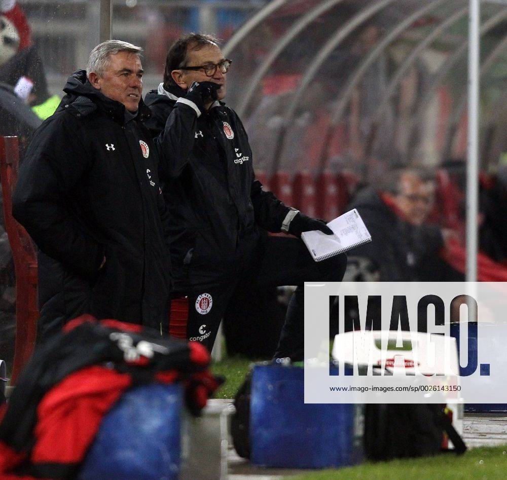 V.li.: Co-Trainer Olaf Janßen (FC St. Pauli, Janssen) und Trainer Ewald ...