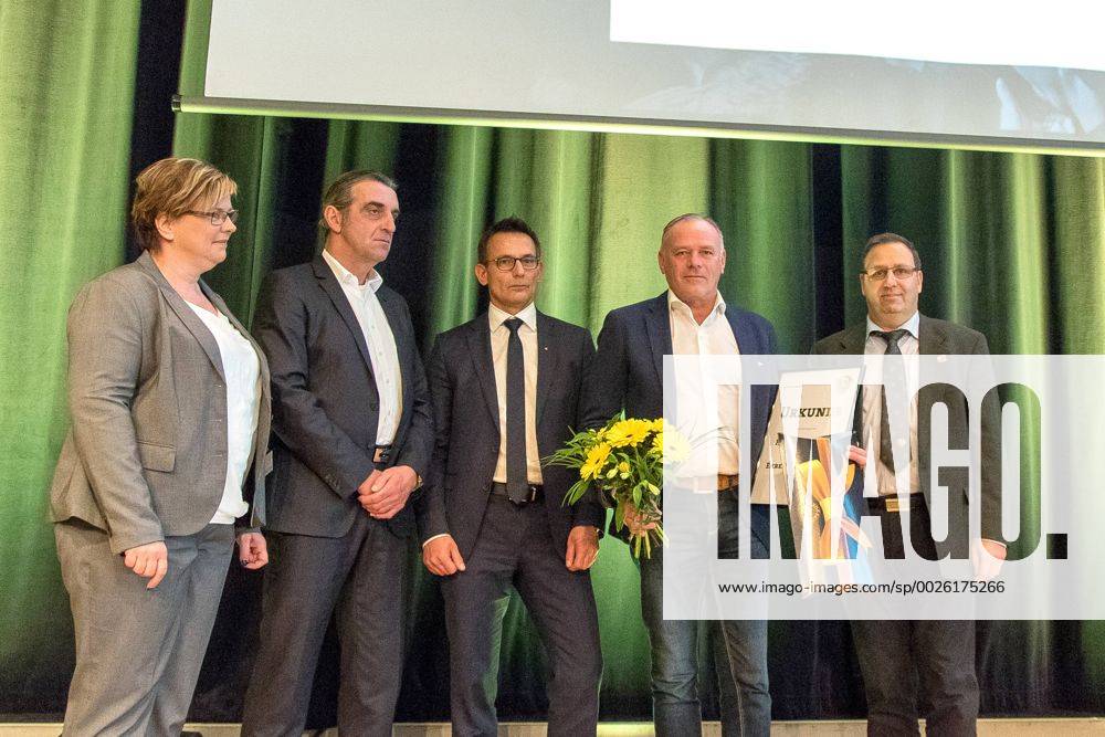 Hartmut Schade wird zum Ehrenspielführer ernann v.l.: Diana Schantin ...