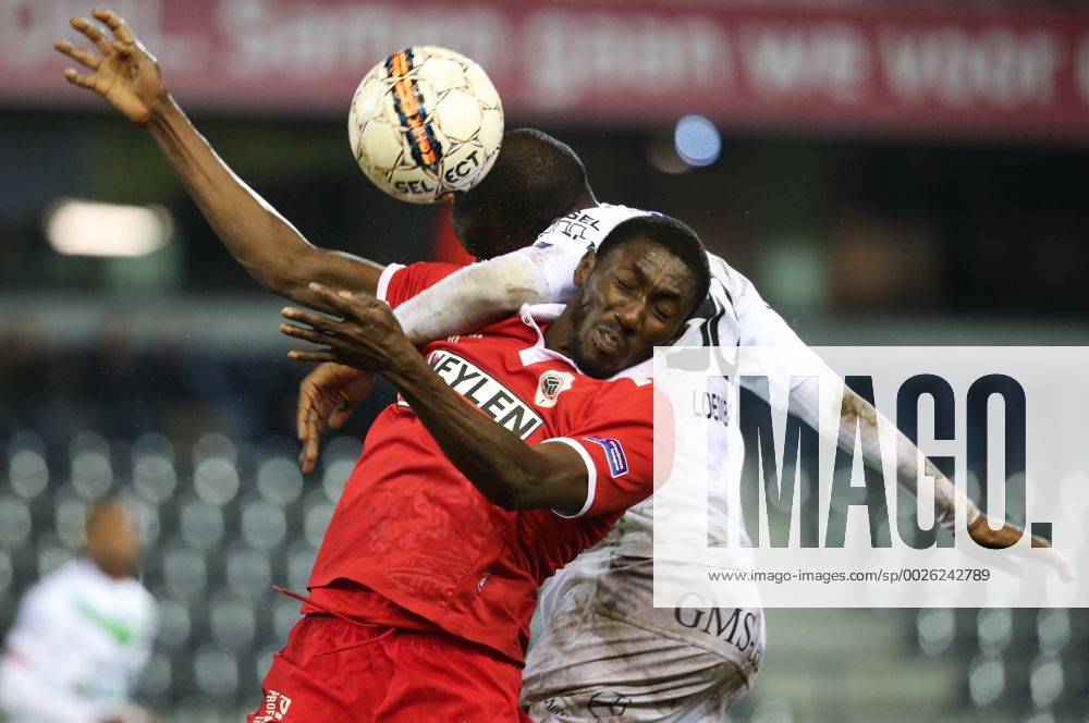 Antwerp s William Owusu Acheampong and OHL s Yannick Loemba fight for ...