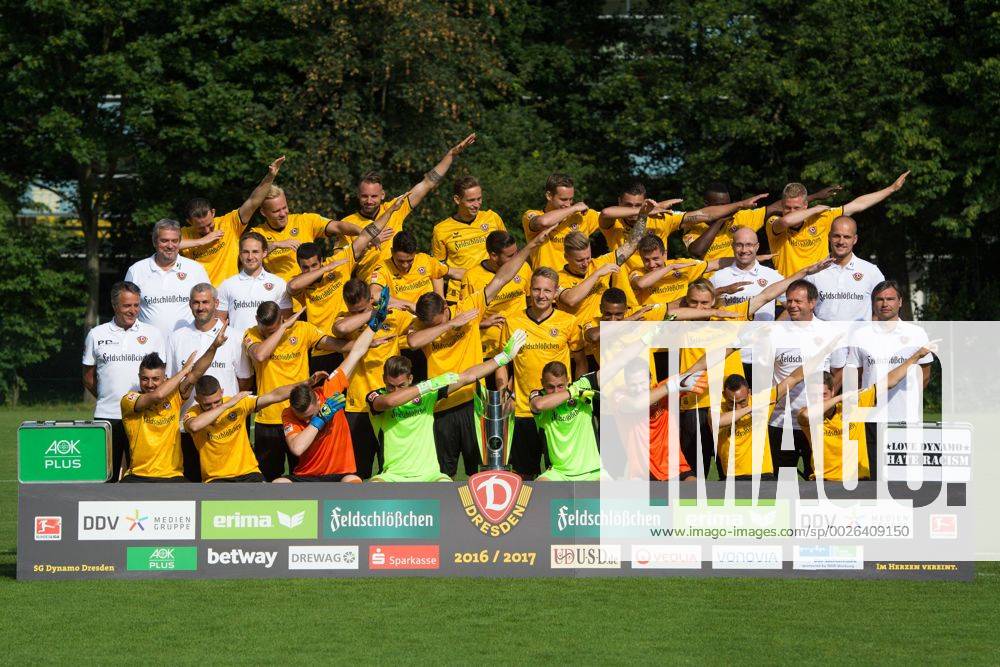 Die Spieler machen die Dab -Pose; Hintere Reihe von links: Marc Wachs ...