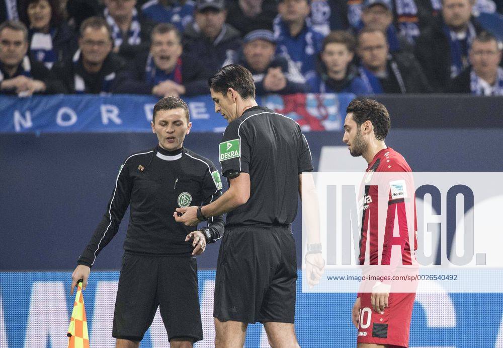 Schiedsrichter Assistent Eduard BEITINGER l. im Gespraech mit ...