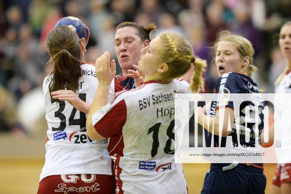 Sarah Neubrander wird geblockt von Laura Majer li und Stefanie Hopp re ...