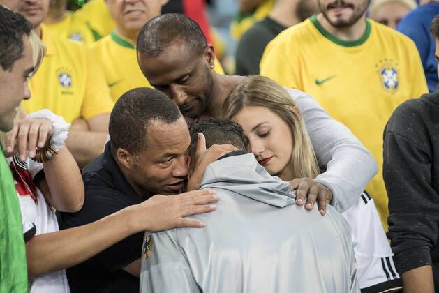 Davie SELKE mit seiner Freundin Evelyn nach dem Spiel, Familie ...