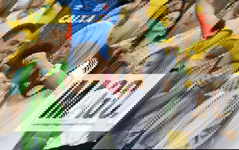 Davie SELKE (GER) wird von seiner Mutter nach dem Spiel getroestet, r ...