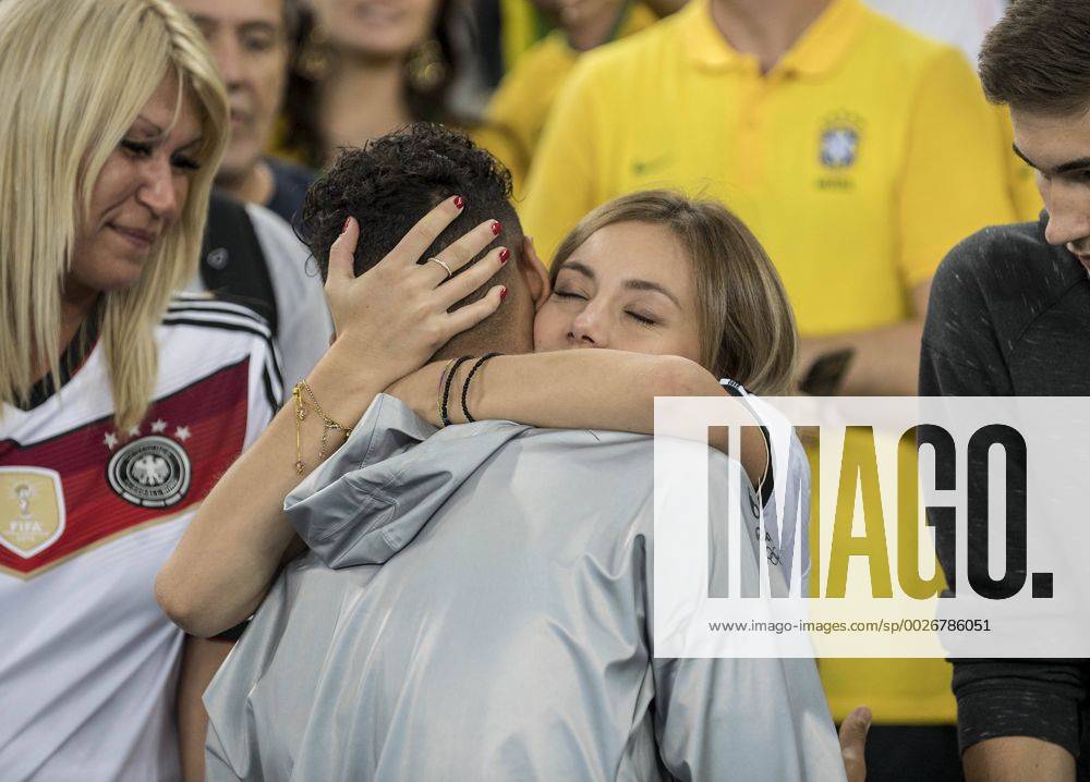 Davie SELKE mit seiner Freundin Evelyn nach dem Spiel, Familie ...