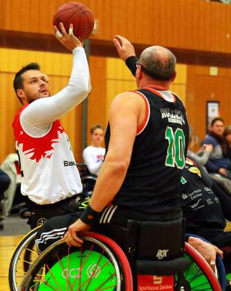 Neuzugang Gelson da Silva Junior (li.) (USC München) gegen Frank Oehme ...