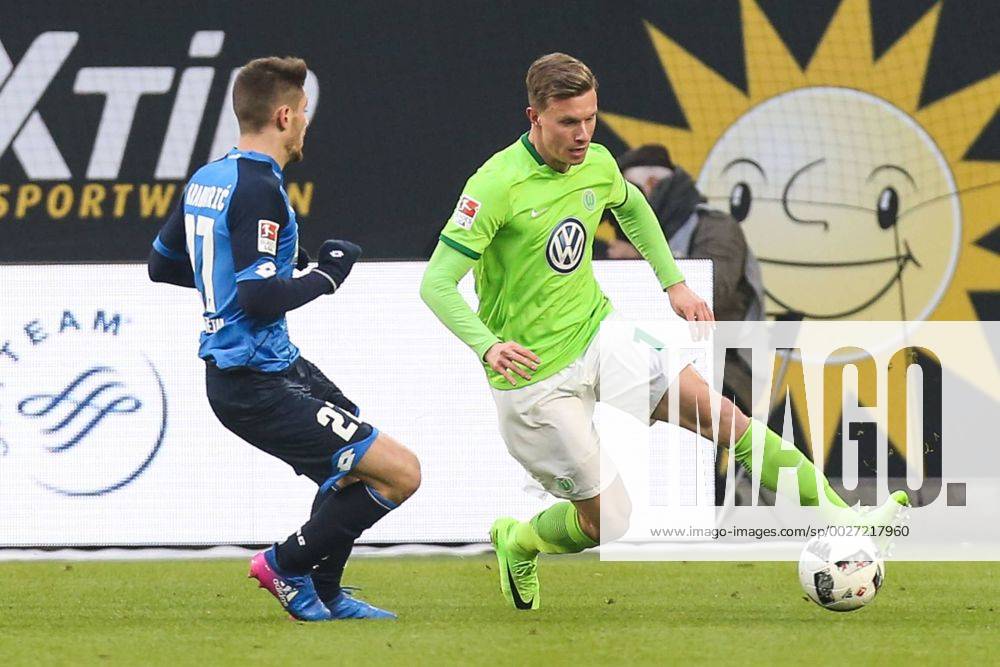 Yannick Gerhardt (VfL Wolfsburg) gegen Andrej Kramaric (TSG Hoffenheim ...
