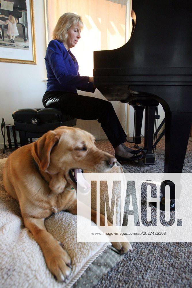 Feb. 26, 2008 - Concert pianist and music teacher Lisa Spector plays ...