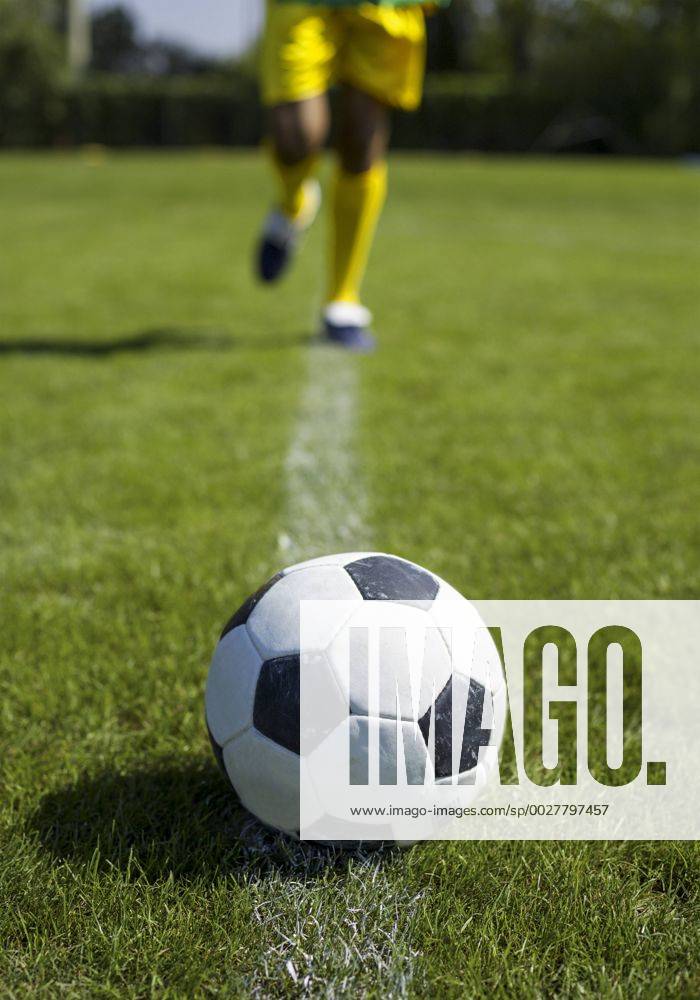 Fussballspieler laeuft zu Ball, Detail (model-released