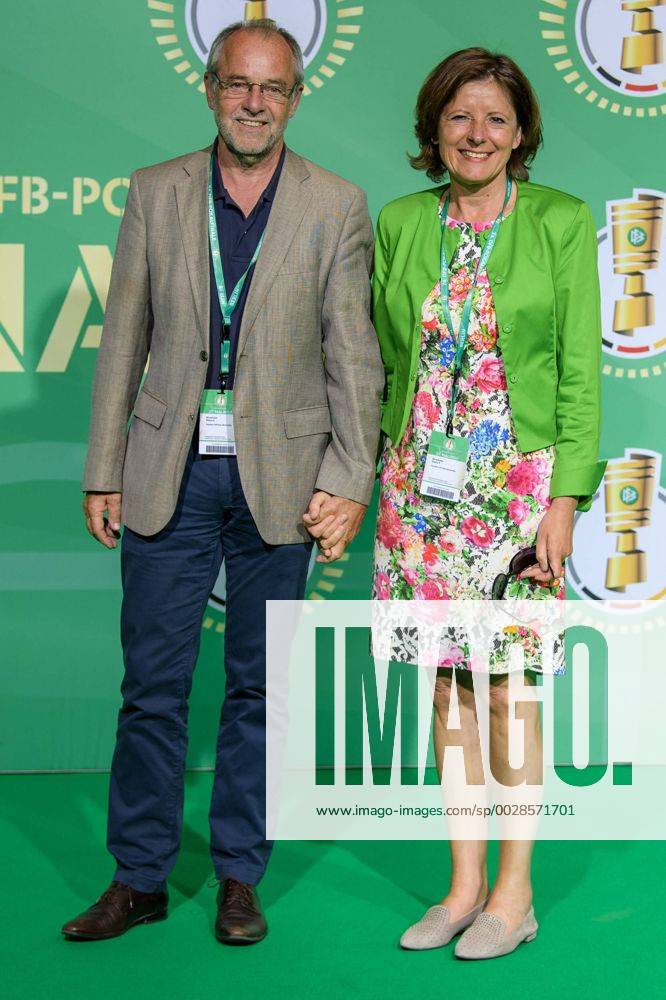 Maria Luise Anna ?Malu? Dreyer und ihr Ehemann Klaus Jensen beim DFB ...