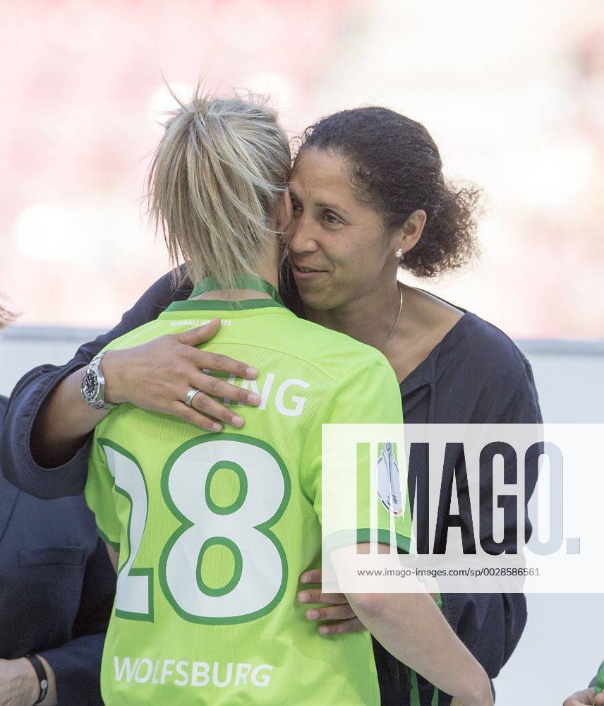 Bundestrainerin Trainerin Trainer Steffi JONES r. umarmt Lena GOESSLING ...