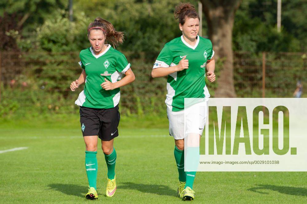 V.li.: Lisa Josten und Janine Angrick laufen sich warm, Fußball ...
