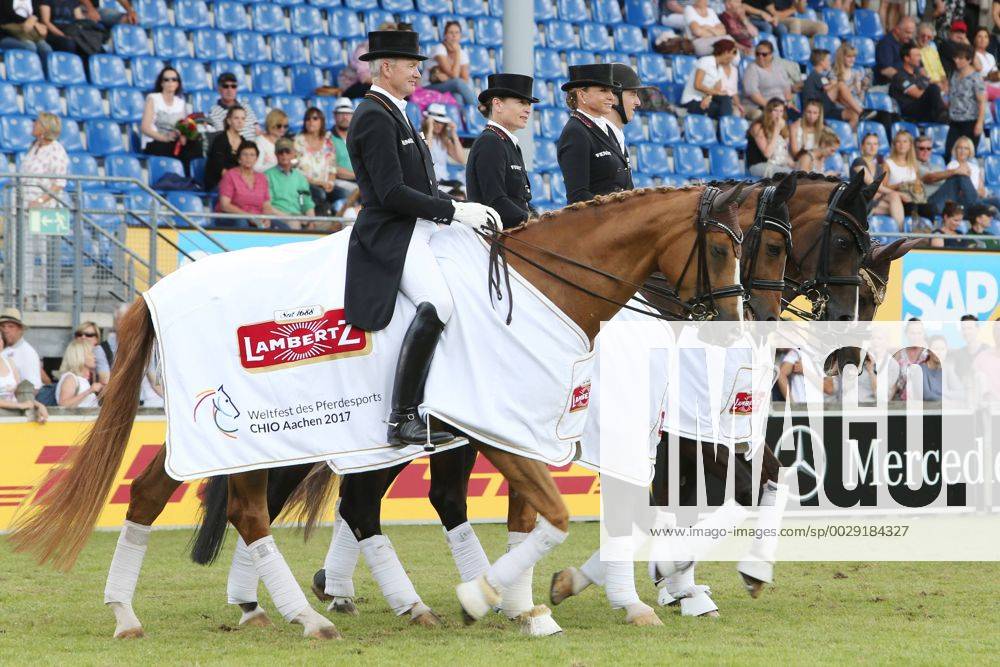 Siegerehrung Lambertz Nationenpreis Dressur, Gewinner Deutschland, v.l. Hubertus Schmidt mit