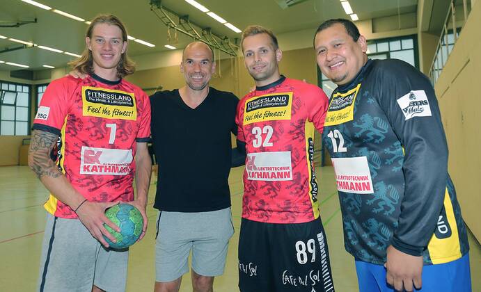 Trainer Volker Mudrow, 2.v.l. mit den NeuzugaengenYann HoffmannIvan ...