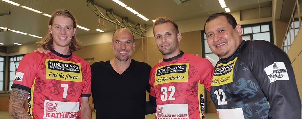 Trainer Volker Mudrow, 2.v.l. mit den NeuzugaengenYann HoffmannIvan ...