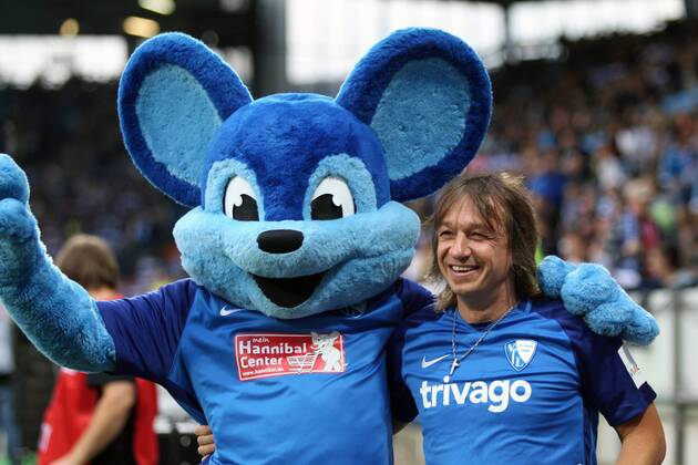 Maskottchen des VFL Bochum mit Saenger und Stadionsprecher Michael ...