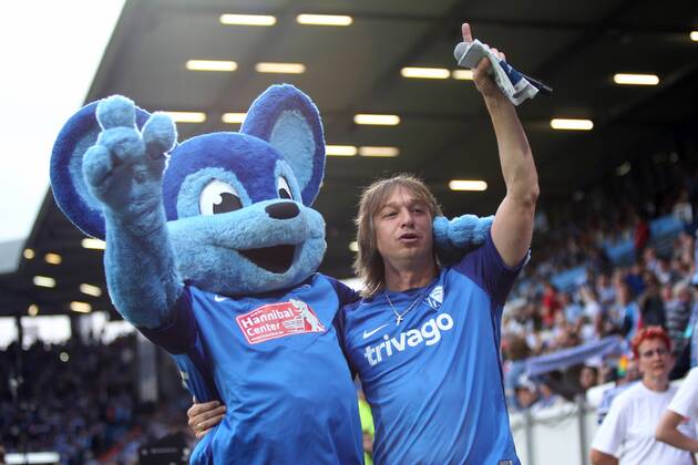 Maskottchen des VFL Bochum mit Saenger und Stadionsprecher Michael ...