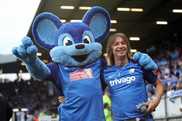 Maskottchen des VFL Bochum mit Saenger und Stadionsprecher Michael ...