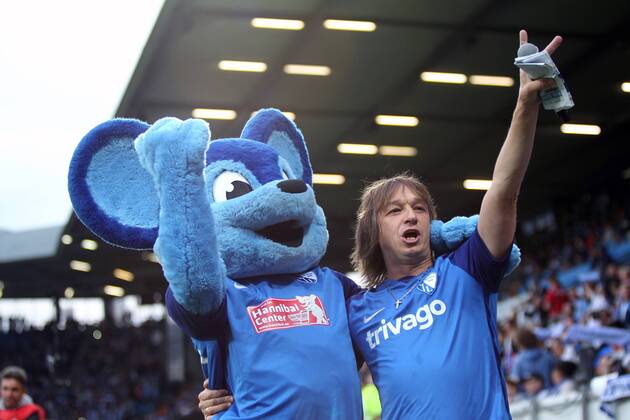 Maskottchen des VFL Bochum mit Saenger und Stadionsprecher Michael ...