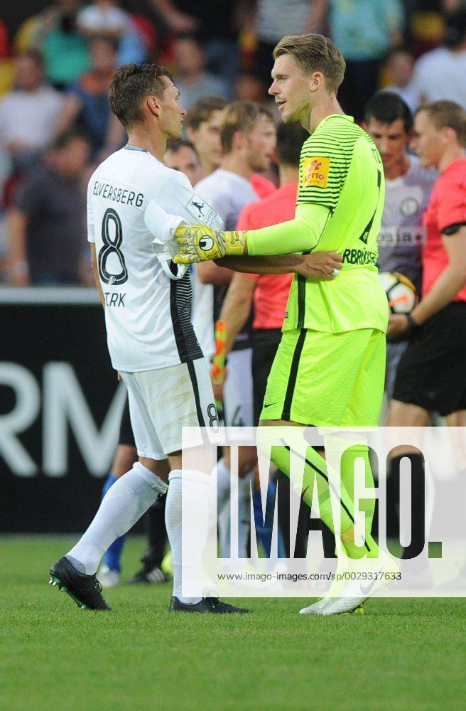 nach dem Spiel die frueheren Mannschaftskameraden Thomas Birk (SV ...