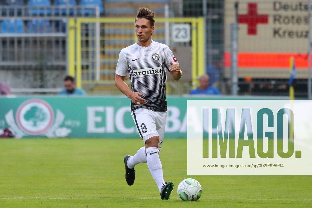 Thomas Birk (SVE, 8), am Ball, Spielszene, Freisteller, Ganzkörper ...