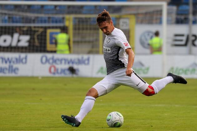 Thomas Birk, am Ball, Spielszene, Freisteller, Ganzkörper, Einzelbild ...