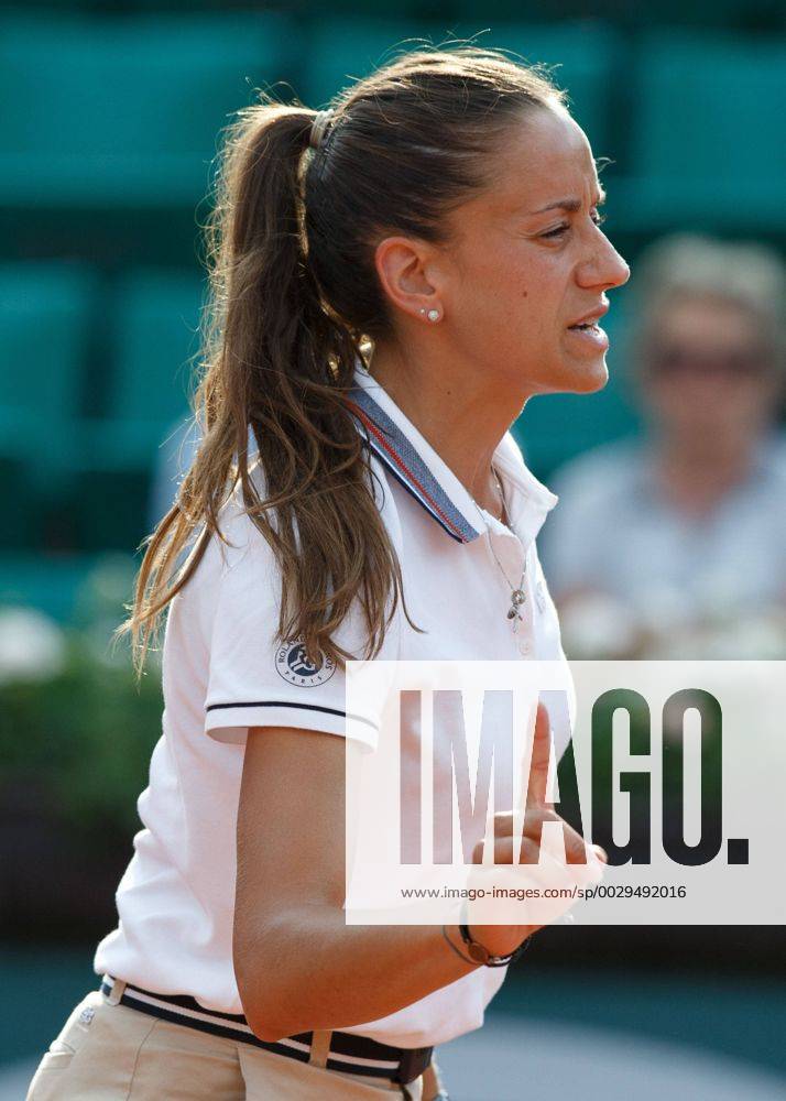 French Open , Marijana Veljovic (SRB) gibt den Ball aus mit einem ...