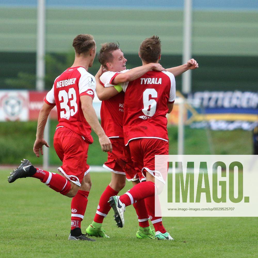 Mainzer Spieler beim Torjubel, von links: Maurice Neubauer, Benjamin ...