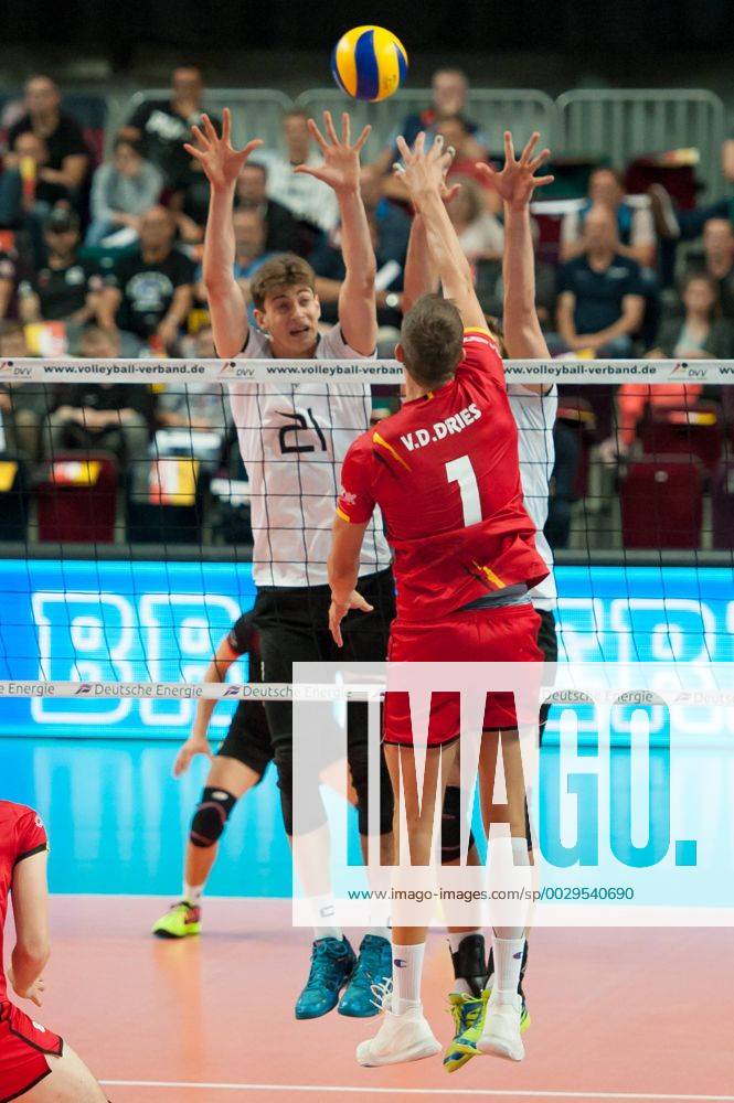 V.li.: Tobias Krick mit einem Block gegen den Ball von Bram van den ...