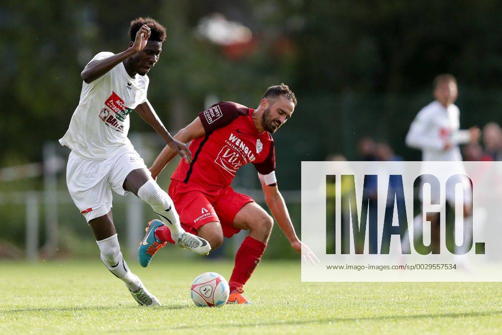 Isaac Cisse (Union Titus Petingen 11) im Zweikampf mit Gabriel Gaspar ...
