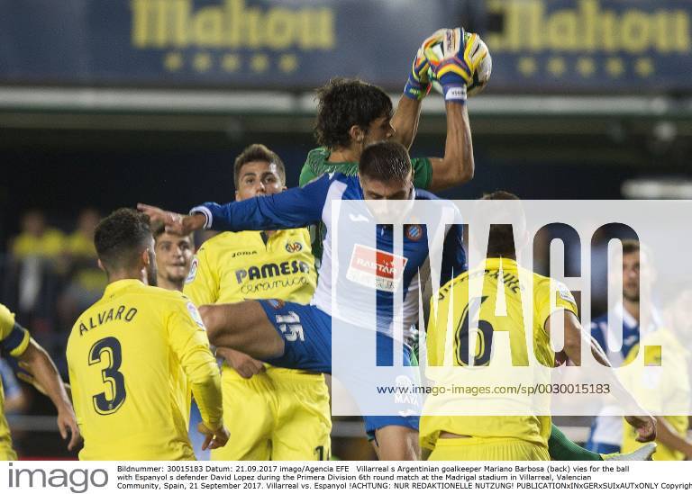 Villarreal s Argentinian goalkeeper Mariano Barbosa (back) vies for the ...